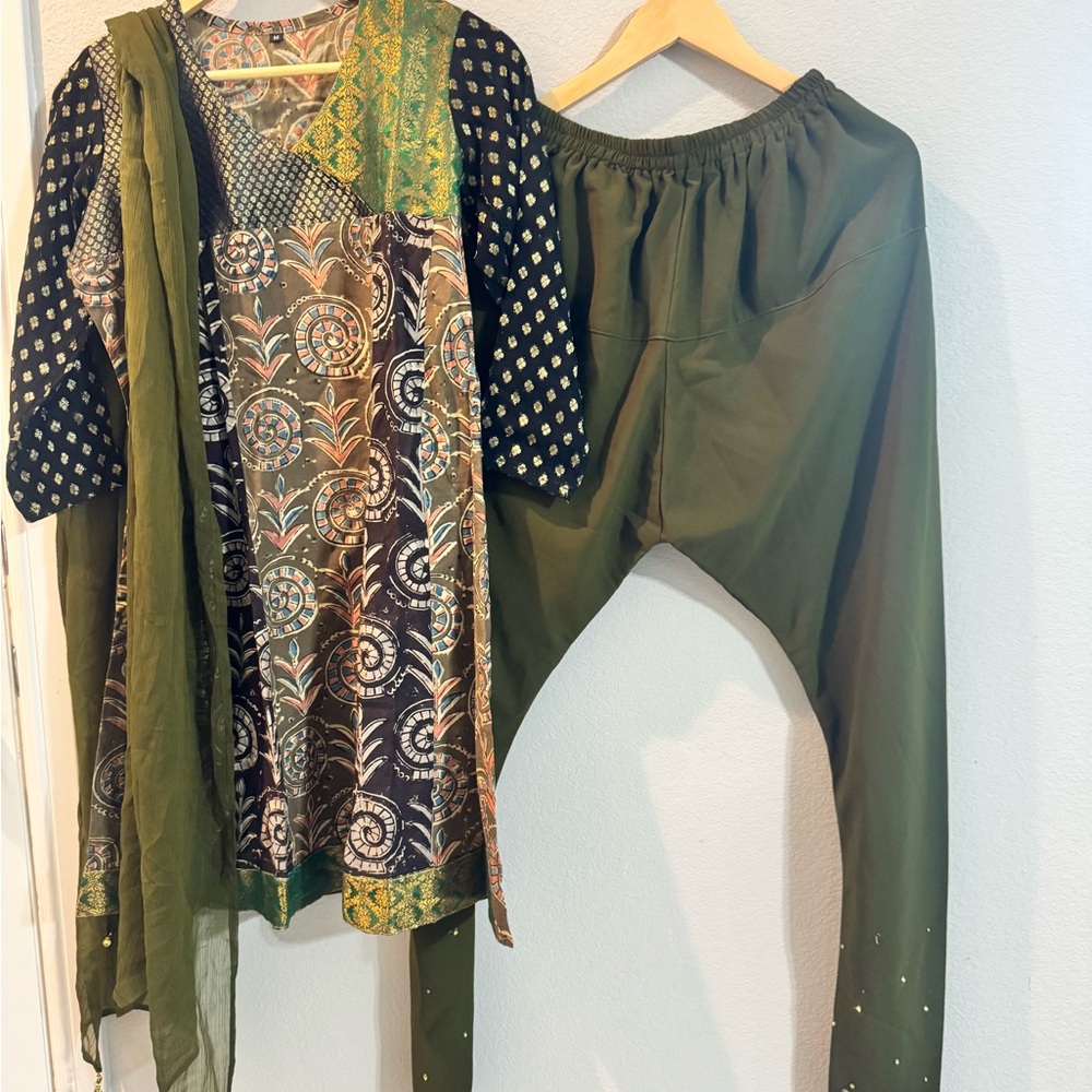 Multicolor Traditional Outfit With Green Accents - Gem